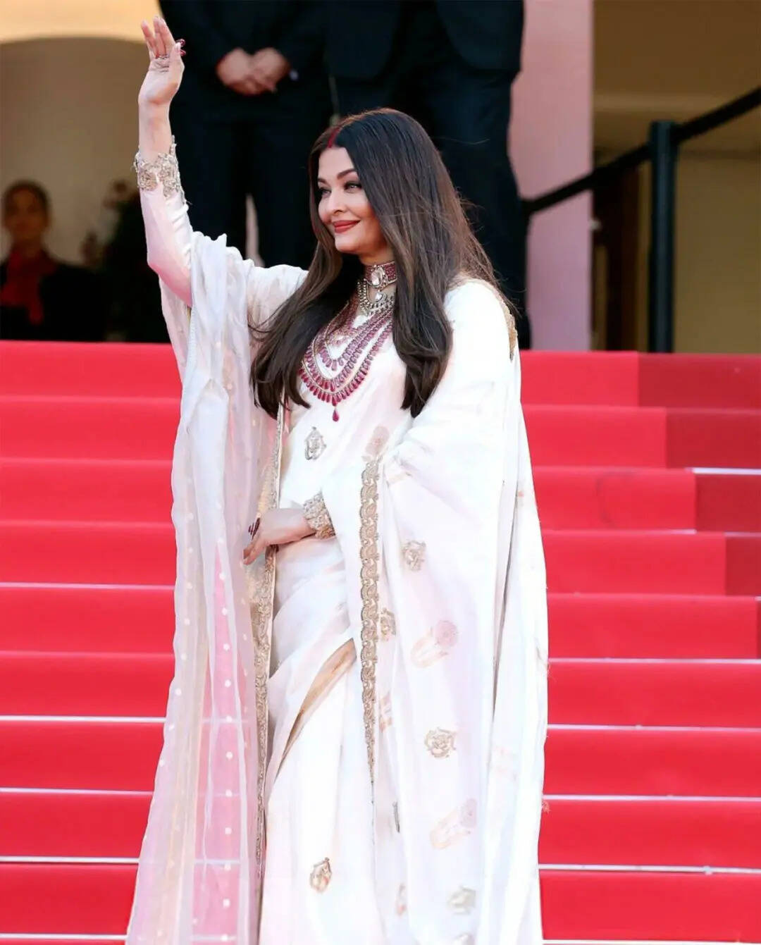 Aishwarya Rai Stuns at Cannes 2025 in a Manish Malhotra Saree That ...