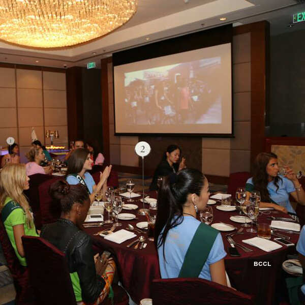 Miss Earth 2013 contestants enjoy a splendid dinner