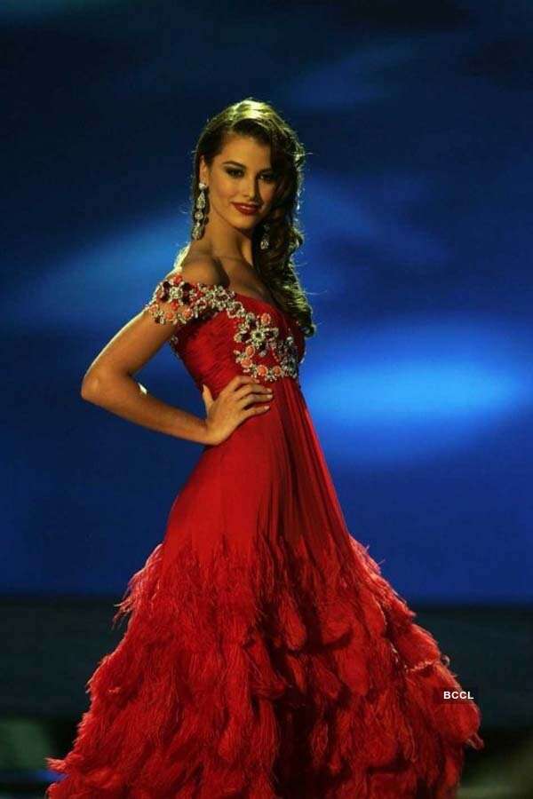 Beauty queens and their signature pose