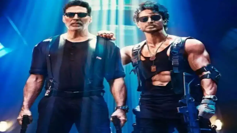 Akshay Kumar and Tiger Shroff light up airport with unmissable ...