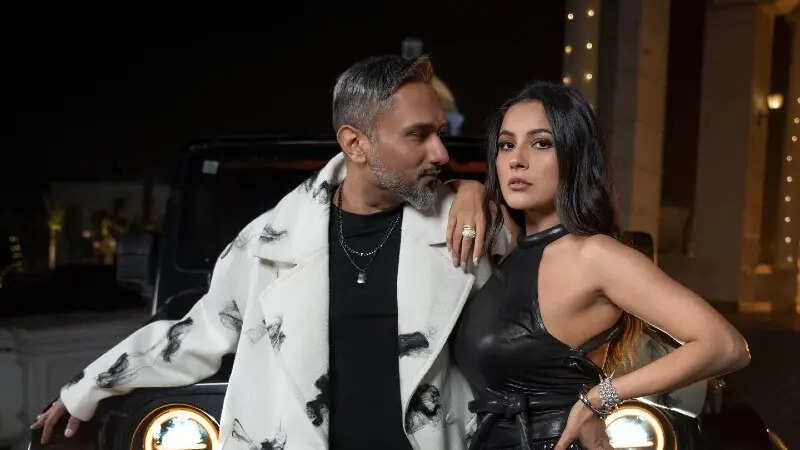 Yo Yo Honey Singhs Sheeshe Wali Chunni featuring Shehnaz Gill is out ...