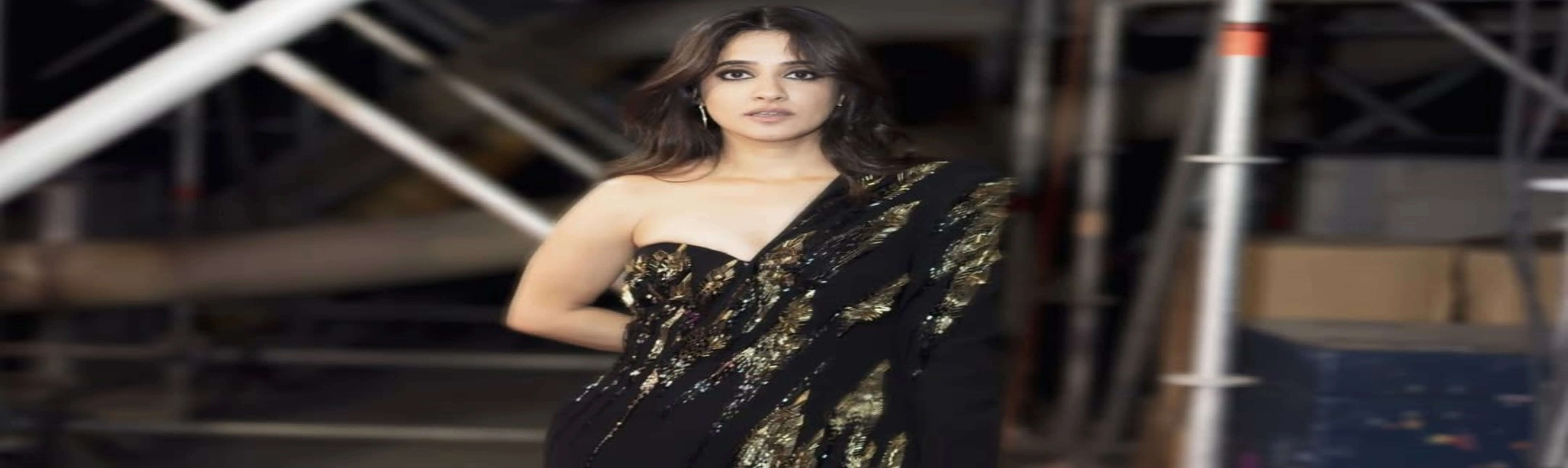 Jasleen Royal sets the stage on fire with her performance at Coldplay’s ...