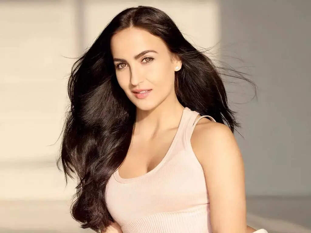 Elli AvrRam shows off her acting skills in the teaser of her new short film