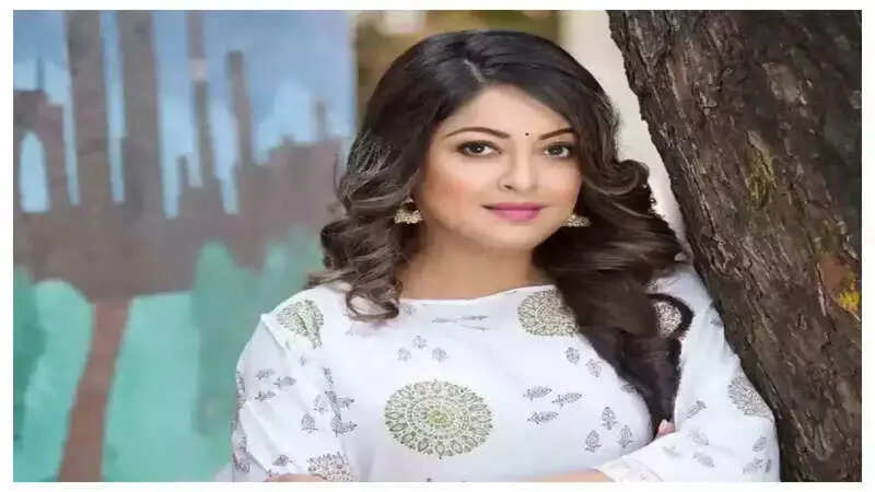 Tanushree Dutta looks elegant in a black saree as she walks the ...