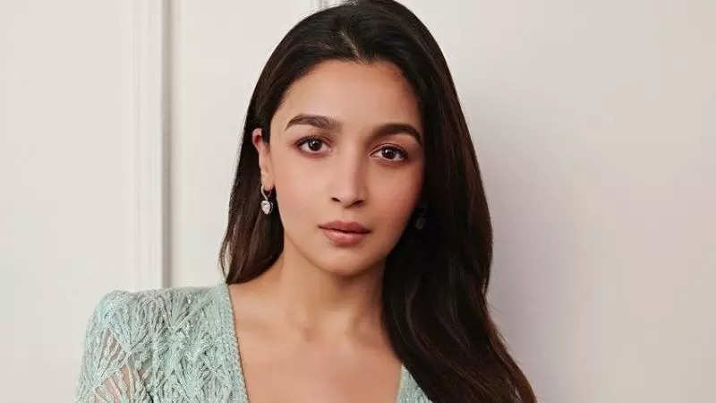 Say what! Alia Bhatt wore a whooping Rs 98,000 outfit at Anant Ambani ...
