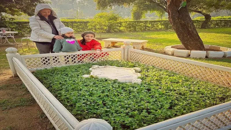 Soha Ali Khan visits father Mansoor Ali Khan’s grave on birth ...