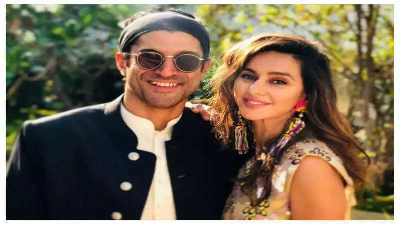 Farhan Akhtar celebrates his birthday with Karisma Kapoor, Amrita Arora ...