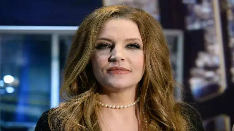 Lisa Marie Presley, a singer and Elviss daughter, passes away at age 54