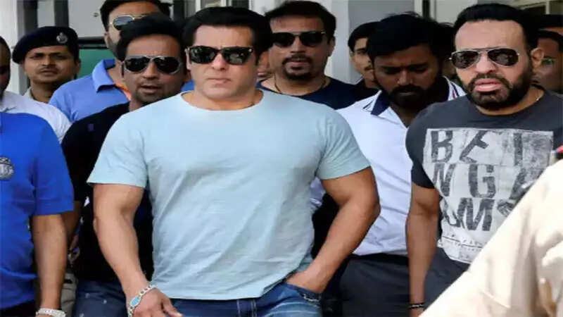 Salman Khan looks annoyed as fan tries to shake his hand; bodyguard ...