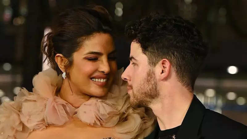 Priyanka Chopra and Nick Jonas red carpet moment makes the actress ...