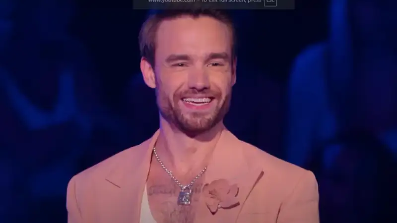 Liam Payne sings with audience in the finale episode of Building the Band