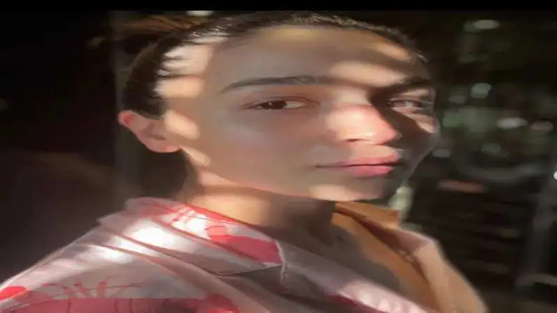 Alia Bhatt shares sunkissed selfies from her bathroom, Deepika Padukone ...