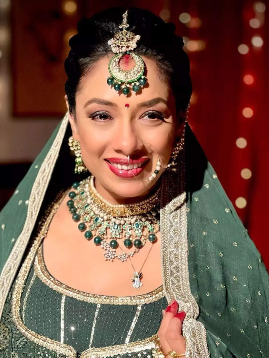 10 Trendy and Traditional Hairstyles of Rupali Ganguly - अनुपमाच्या 10 ...