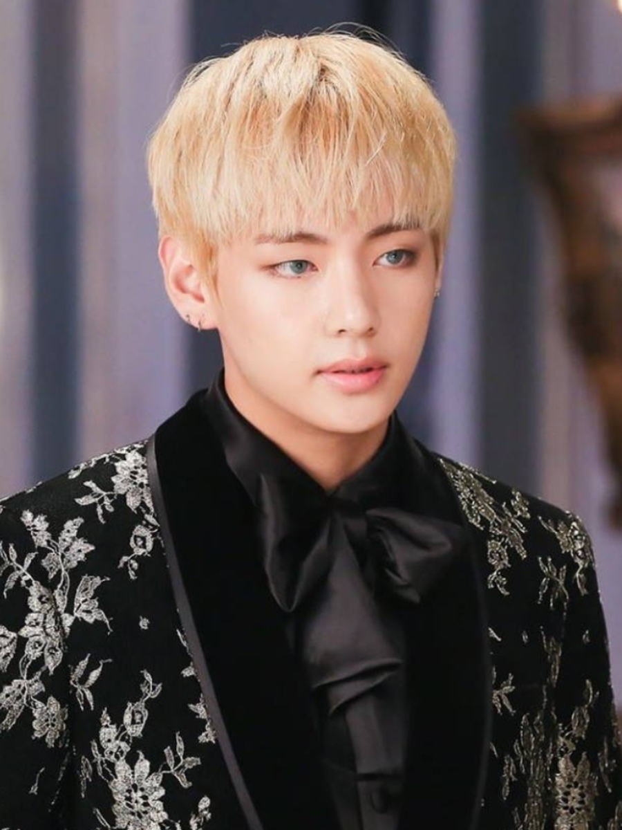 BTS Star V's Prince-Like Looks | Zoom TV