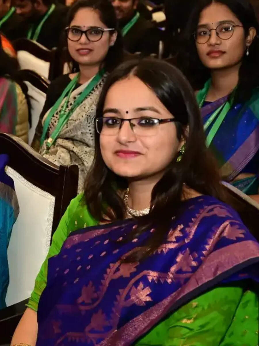 IAS Success Story of IIT Engineer Neha Banerjee Who Cracked UPSC in the ...