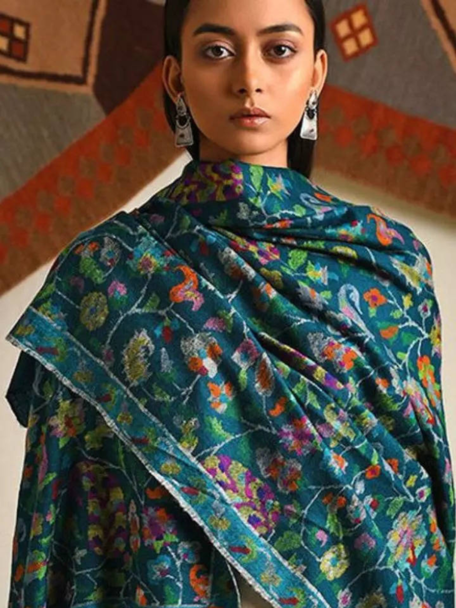थंडीत आतून गरम ठेवतील या 10 शाली, नक्की करा ट्राय - 10 types of shawl ...