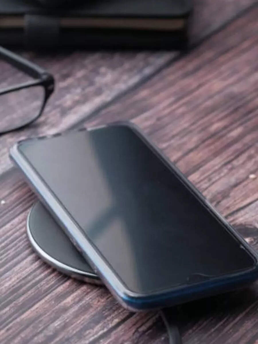 Mobile Phone Charging Safety Tips: फोन को चार्ज करते समय बरते ये ...