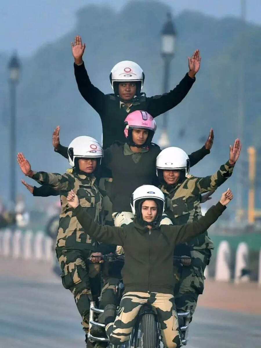 Republic Day Parade Indian Army Daredevils Stunt | Times Now Navbharat