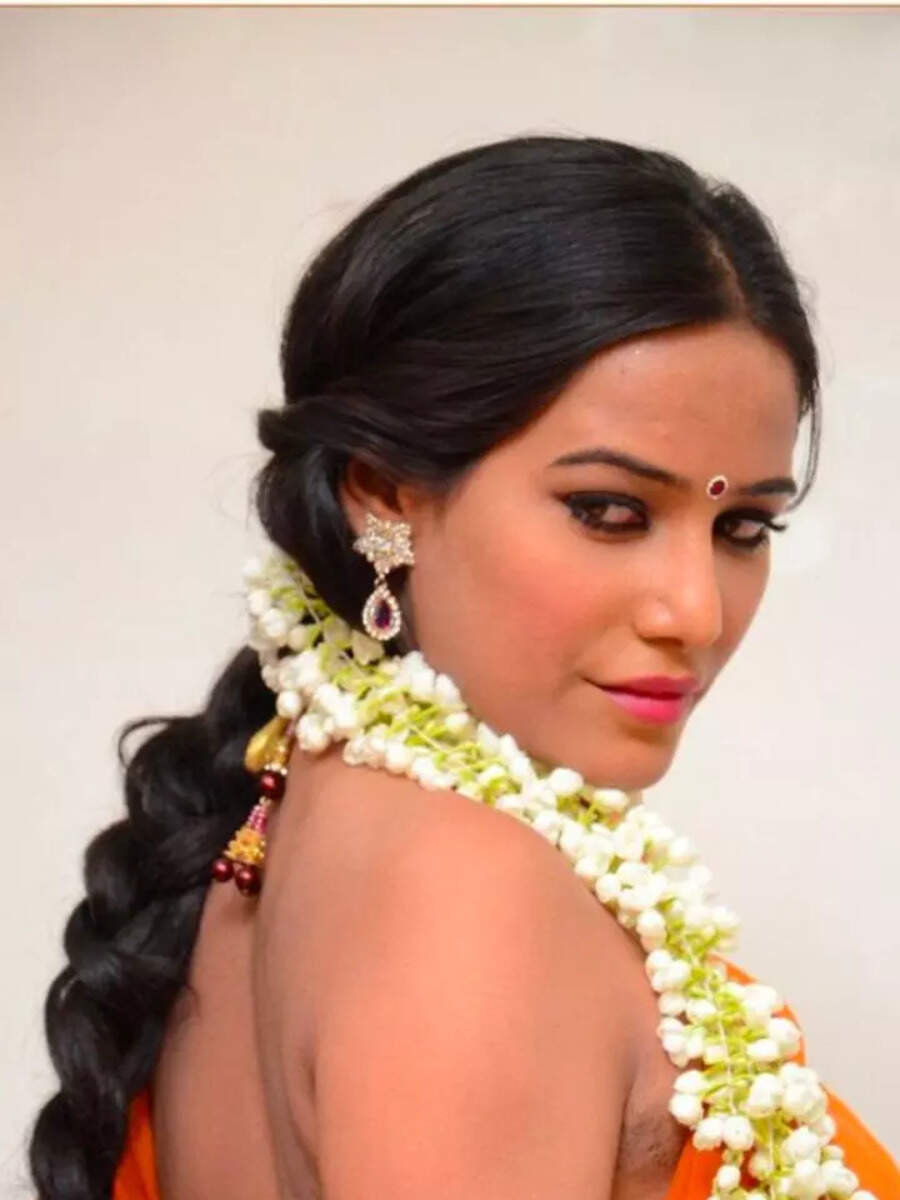 A Look At Model Poonam Pandey's Net Worth | Zoom TV
