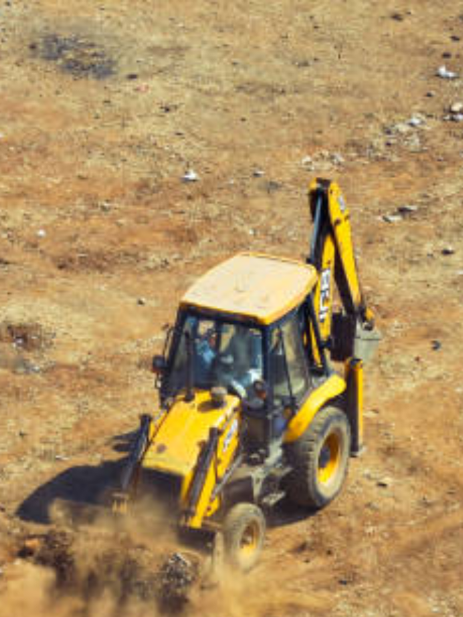 Why is JCB always yellow in colour - JCB चा रंग पिवळा का असतो? हे आहे ...