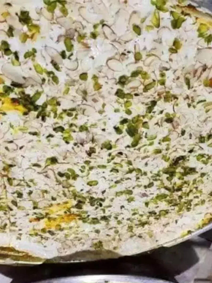 कधी खाल्लीये पलंग तोड मिठाई, खाल्ल्यास होतंय असं की... - what is ...