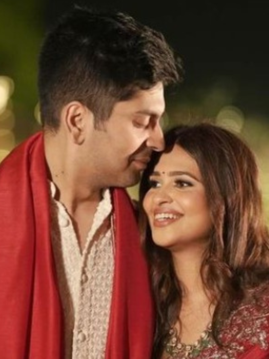 Kumar Vishwas Daughter Agarta Sharma gets Rokafied, She is an MBA Graduate, Check Her Education ...