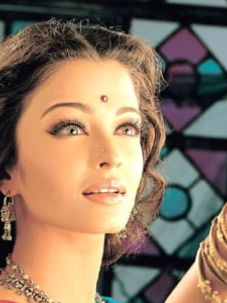 10 Dancing Divas Of Bollywood: Rekha To Aishwarya Rai | Times Now