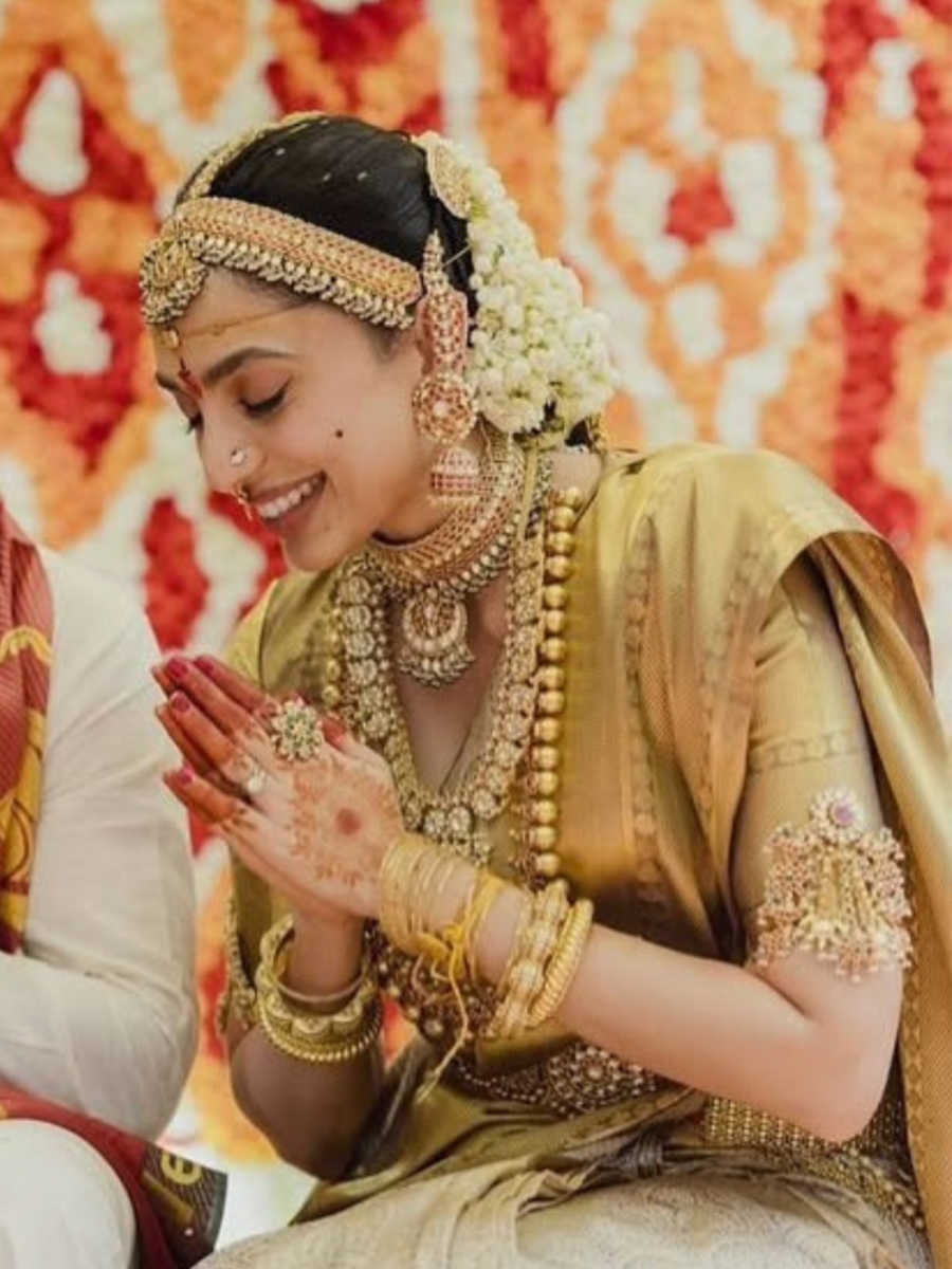 Wedding Outfit Ideas: Gorgeous Gold Sarees And Lehengas For Brides To ...