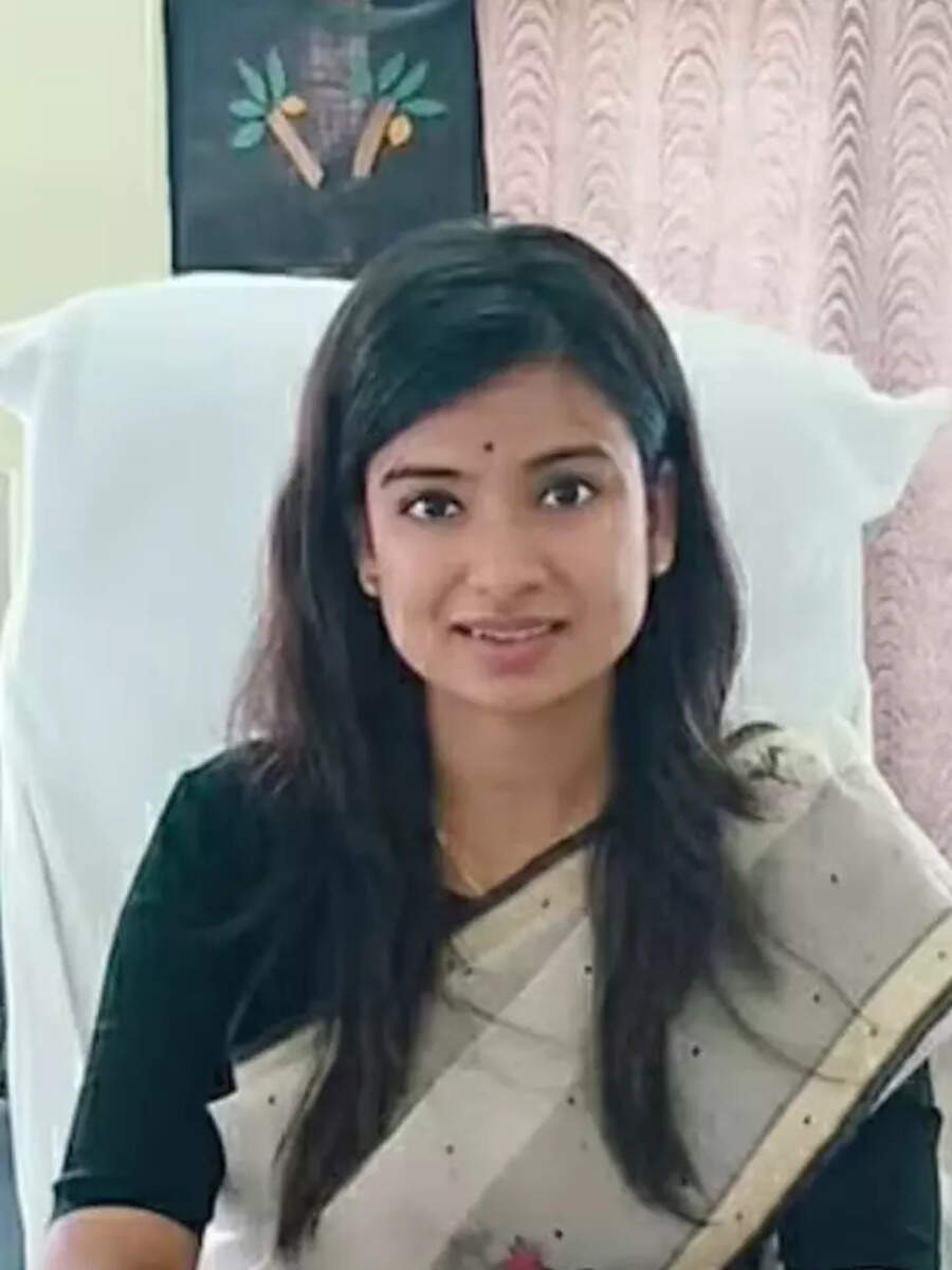 Meet IAS Garima Agarwal IITian who cracked UPSC Twice to become IPS and ...