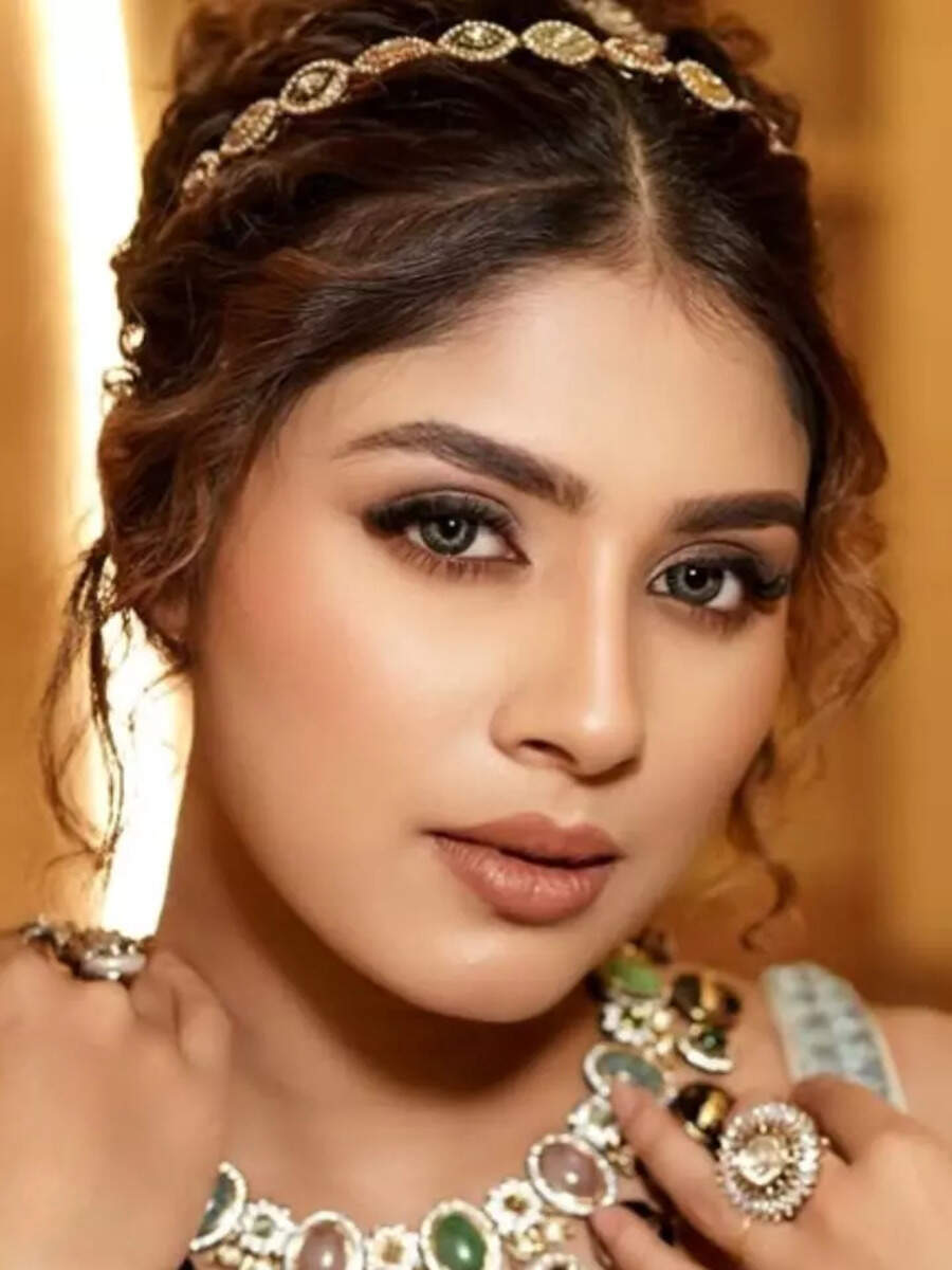 Adrija Roy कौन हैं, जिन्होंने 'अनुपमा' में अलीशा परवीन की ली जगह | ET ...