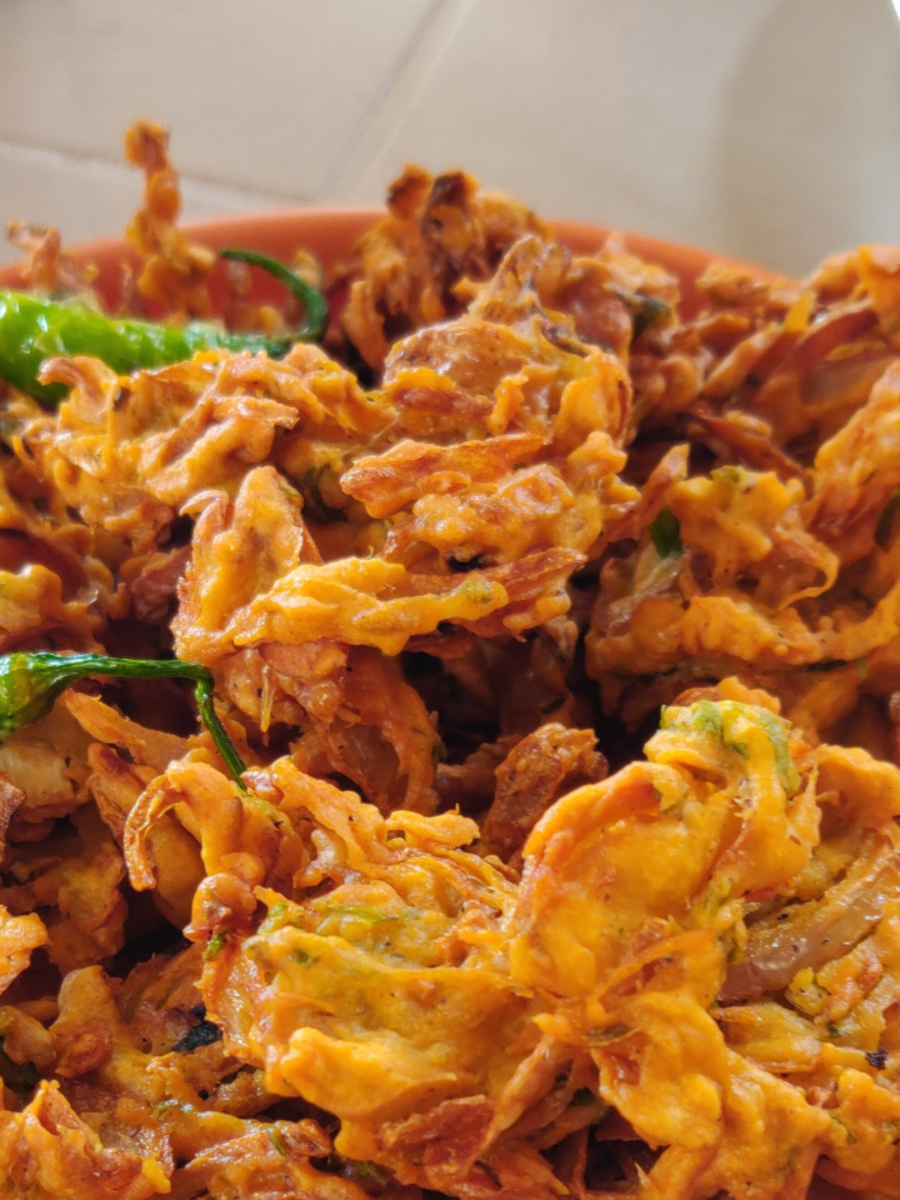 Maharashtrian Kanda Bhaji With Green Chutney For Crispy Evening Snacks ...