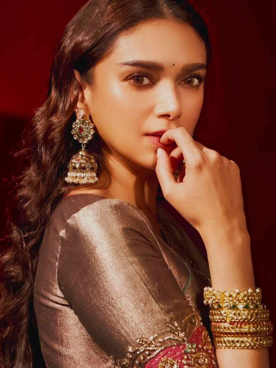 Aditi Rao Hydari Inspired Saree Blouse Designs For Women Above 35 ...