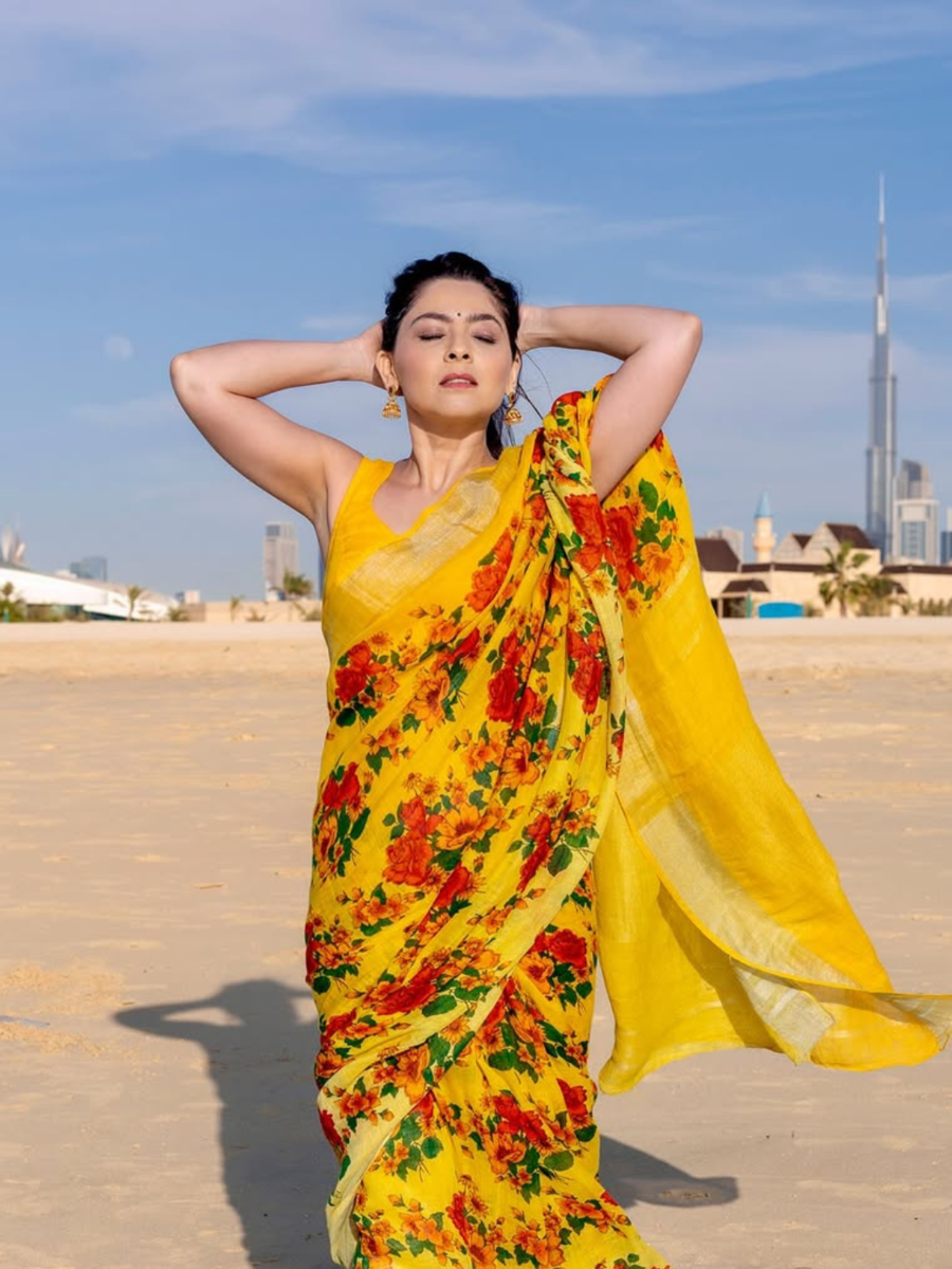 'सांज रंगली'... दुबईच्या बीचवर अवतरली अप्सरा | sonali Kulkarni flaunt ...