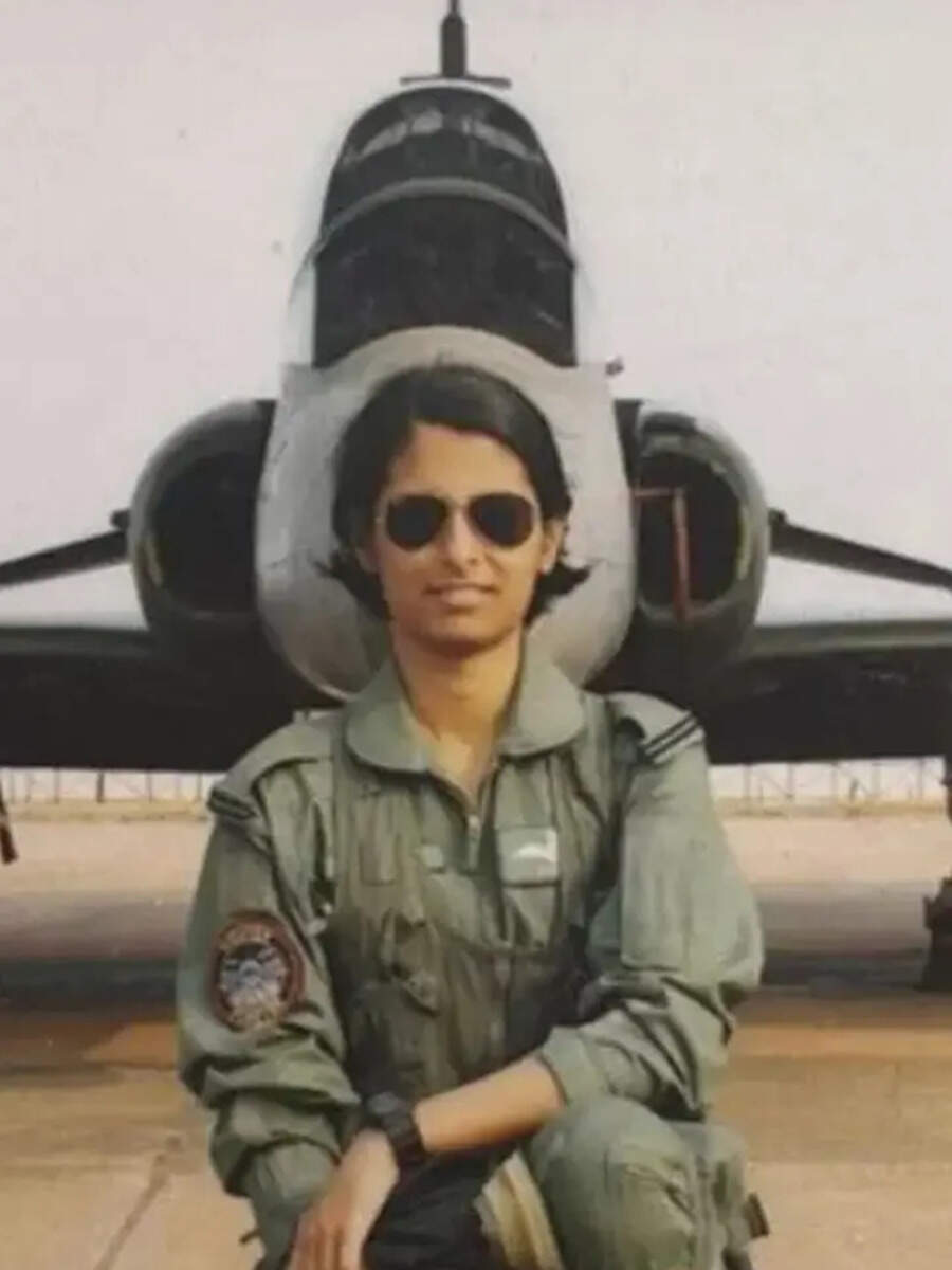 Meet Lucknow Girl Tanushka Singh who become first female pilot to fly a ...