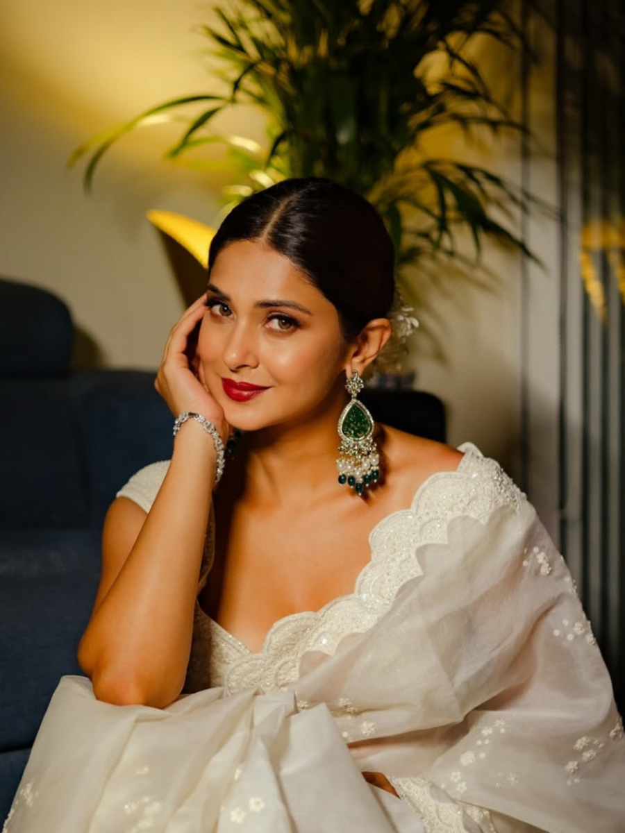 Jennifer Winget's Saree Blouse Ideas That Flatter Lean Shoulders And ...