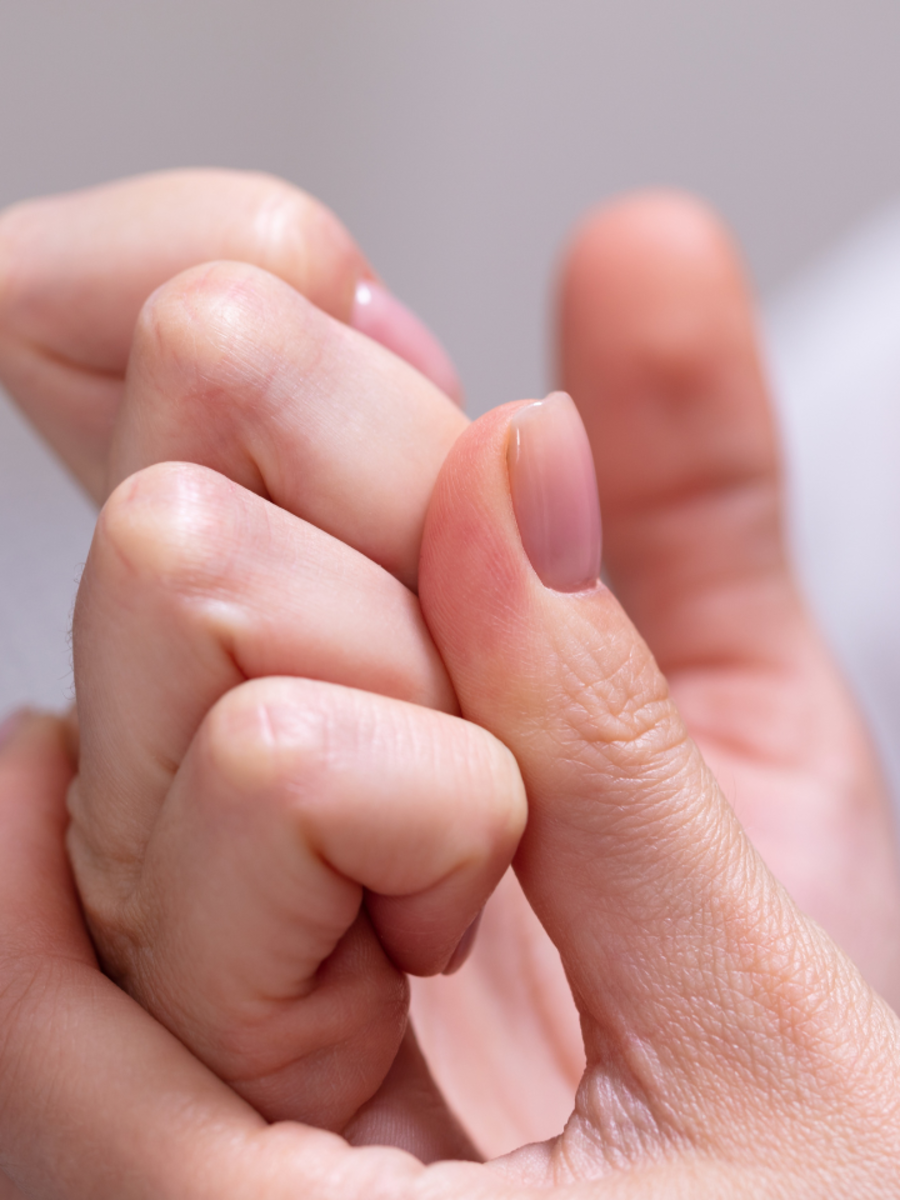 Why Do Knuckles Make A Cracking Sound? Is It Harmful Or Just A Habit ...