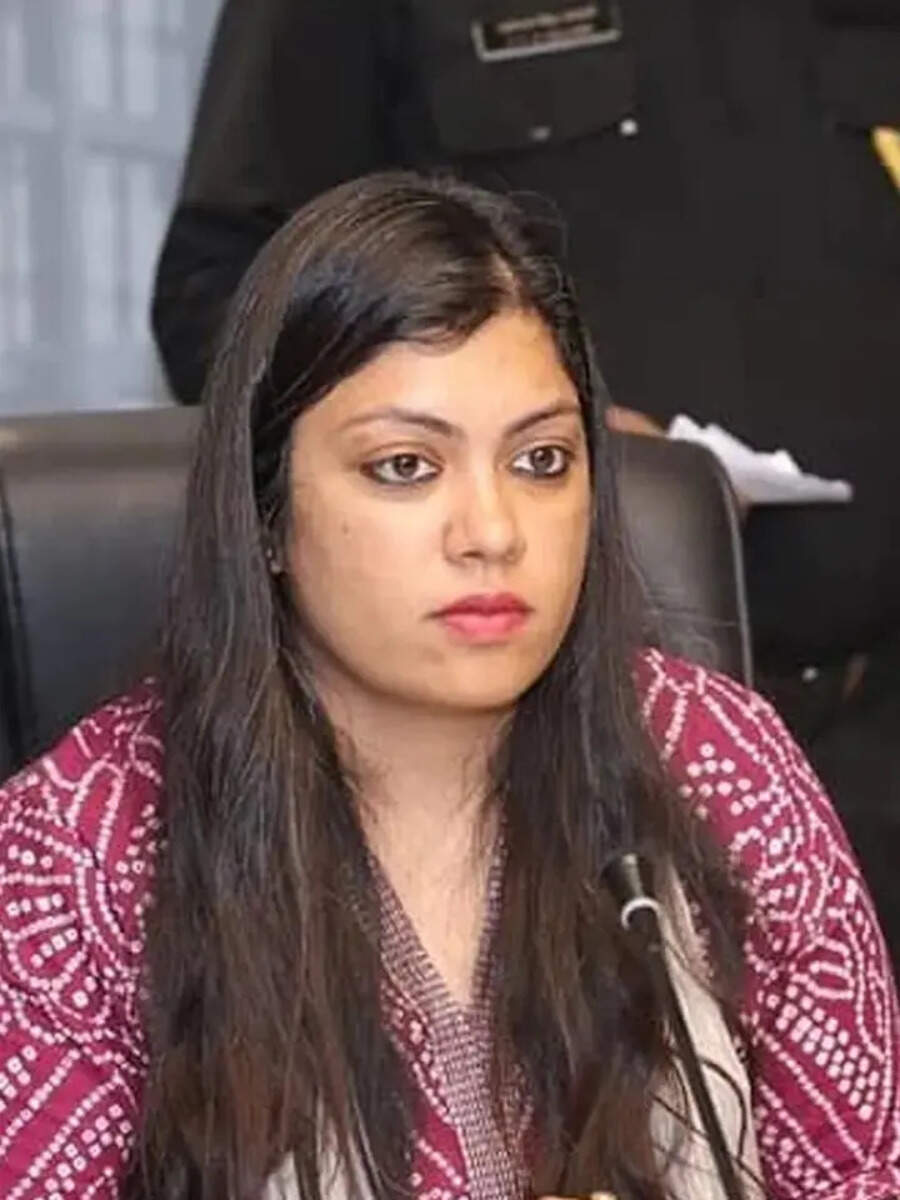 शूटिंग में गोल्ड मेडलिस्ट हैं नोएडा की नई DM, पति भी हैं IAS ऑफिसर | Times Now Navbharat