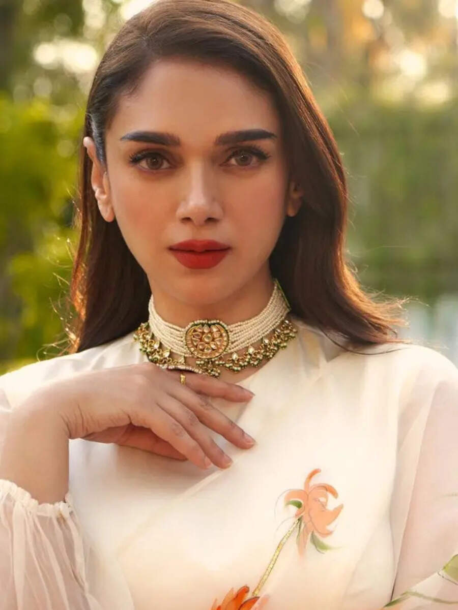 Modern Maharani Vibes: Saree Blouse Styles Inspired by Aditi Rao Hydari ...