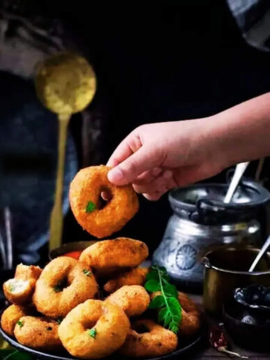 Medu Vada Recipe: ಮನೆಯಲ್ಲಿಯೇ ಗರಿಗರಿಯಾದ ಹೋಟೆಲ್‌ ಶೈಲಿಯ ವಡಾ ಮಾಡುವ ವಿಧಾನ ...