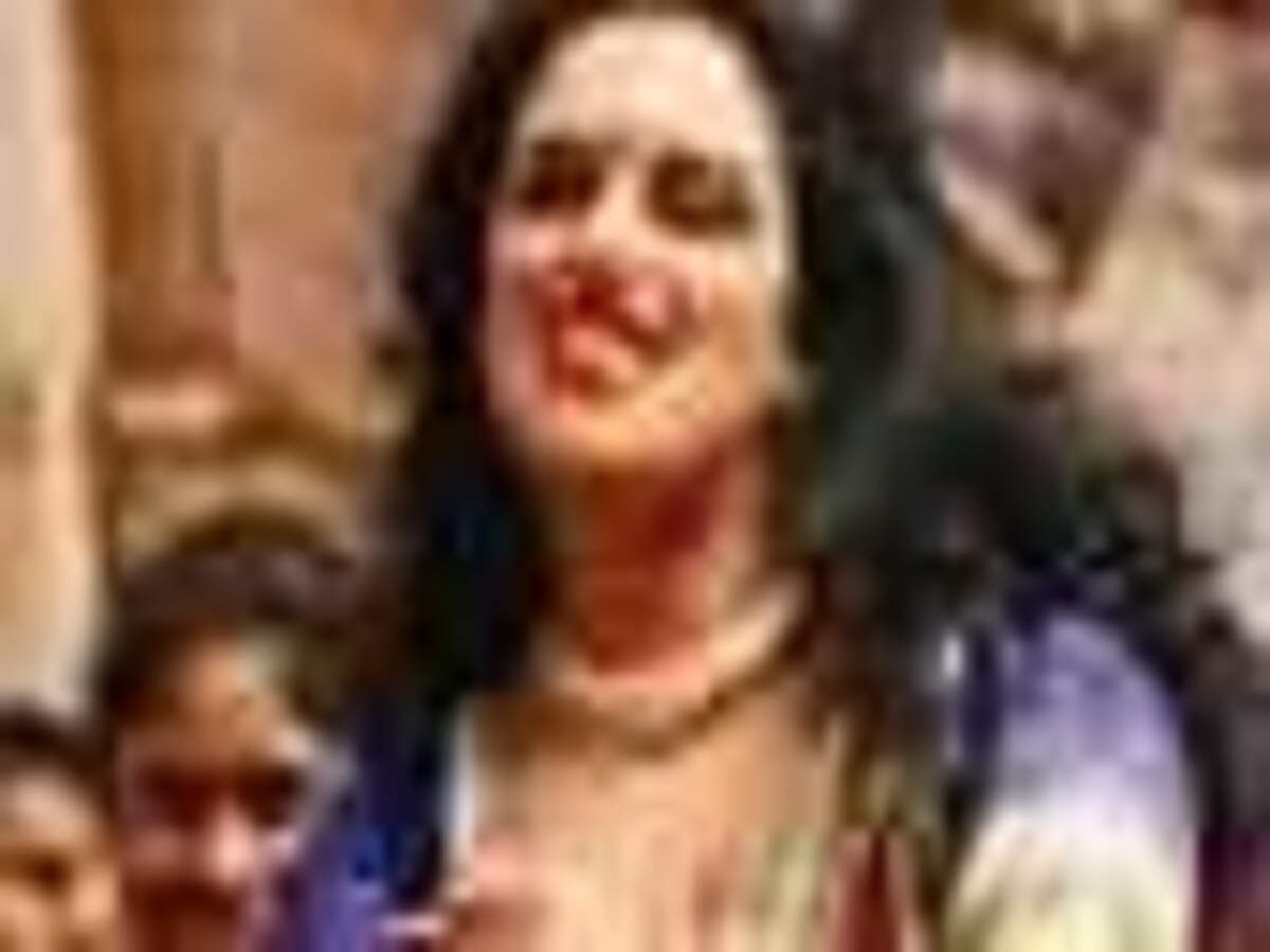 Shwetha Menon talks about her electrifying item dance