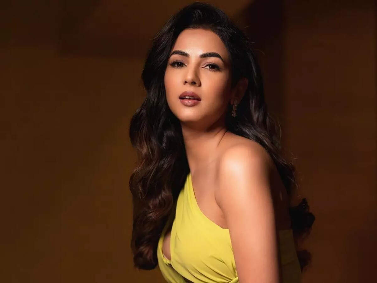 The Ghost: Sonal Chauhan continues shooting for an action sequence even ... The Ghost: Sonal Chauhan continues shooting for an action sequence even ...
