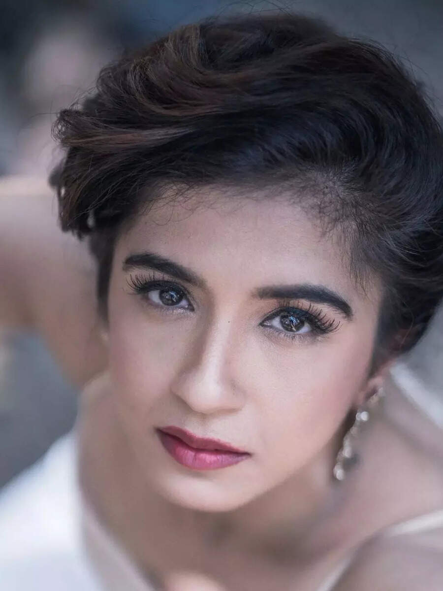 हॉट अँड बोल्ड... 'या' अभिनेत्रीचे फोटो तुम्ही पाहिले का? | Times Now Marathi