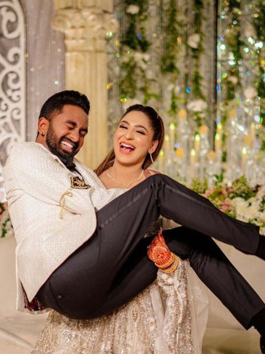 Pakistani bride picks up husband in her arms, photos and video go viral ...