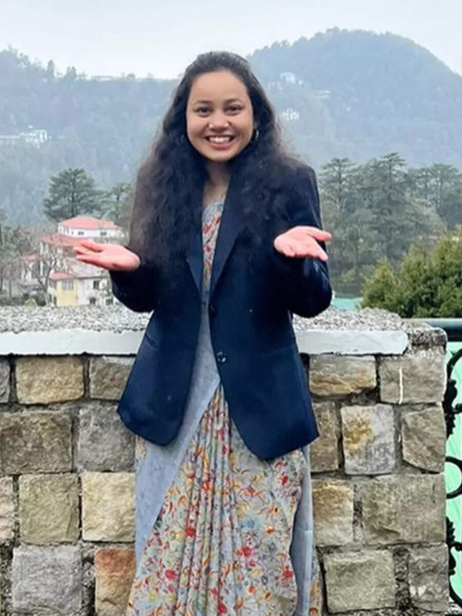 IAS Saree Looks: साड़ी के ऊपर कोट, IAS रिया डाबी की तरह लग सकती हैं ...