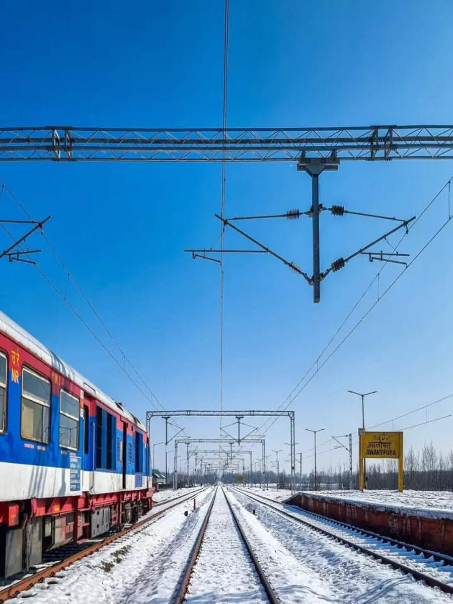 Kashmir snowfall: Snow-clad trains, breathtaking views of Valley ...