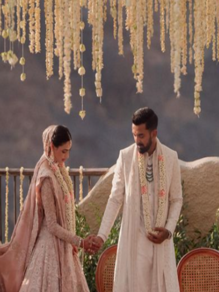 Athiya Shetty, KL Rahul hold hands as they do the Pheras, spiritual ...