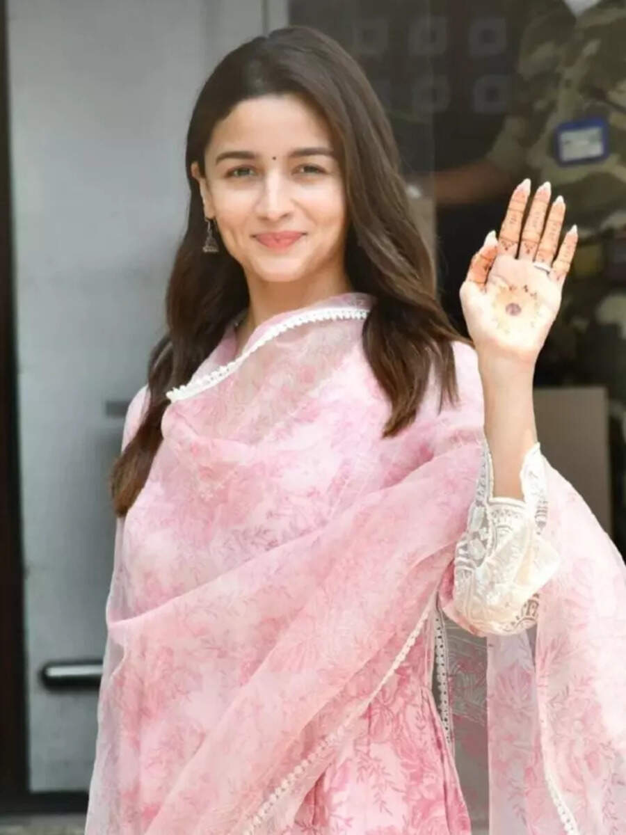 A closer look at Alia Bhatt's EXPENSIVE bag collection | Zoom TV